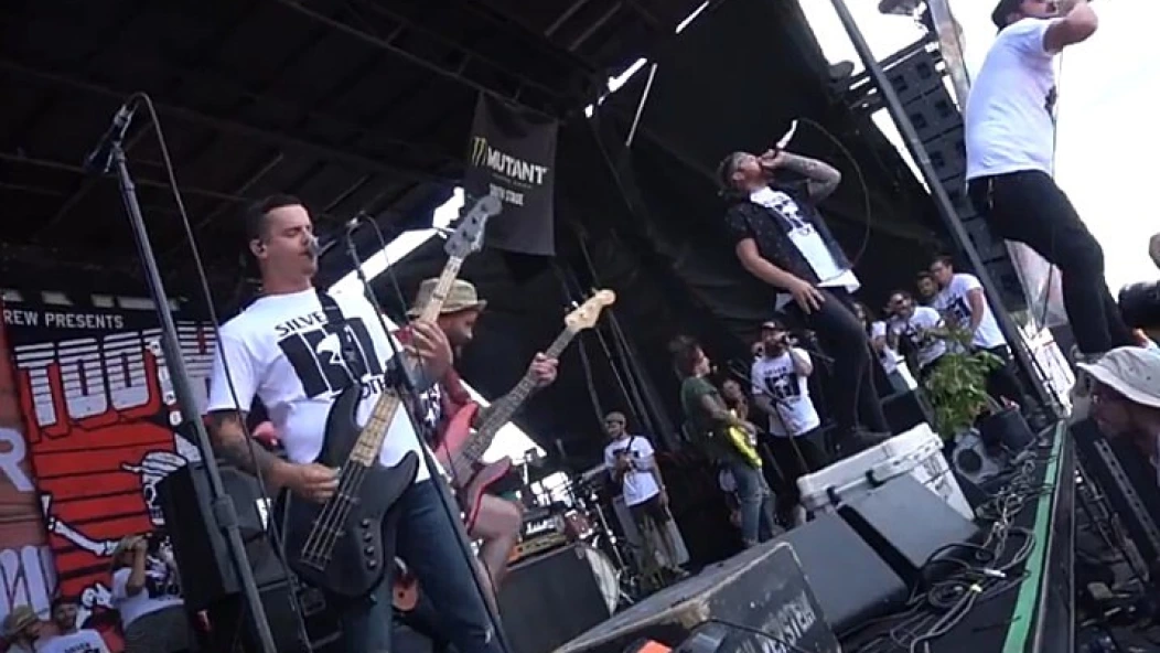 Silverstein and Beartooth formed "Silvertooth" at Warped Tour, and it's ...
