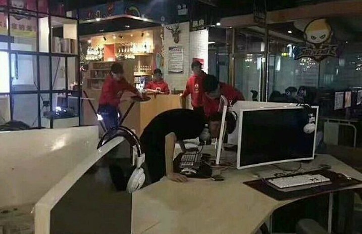 Frustrated 'League Of Legends' player who slams head through computer ...