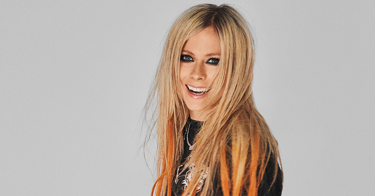 See Avril Lavigne interrupted by topless protester at Juno Awards