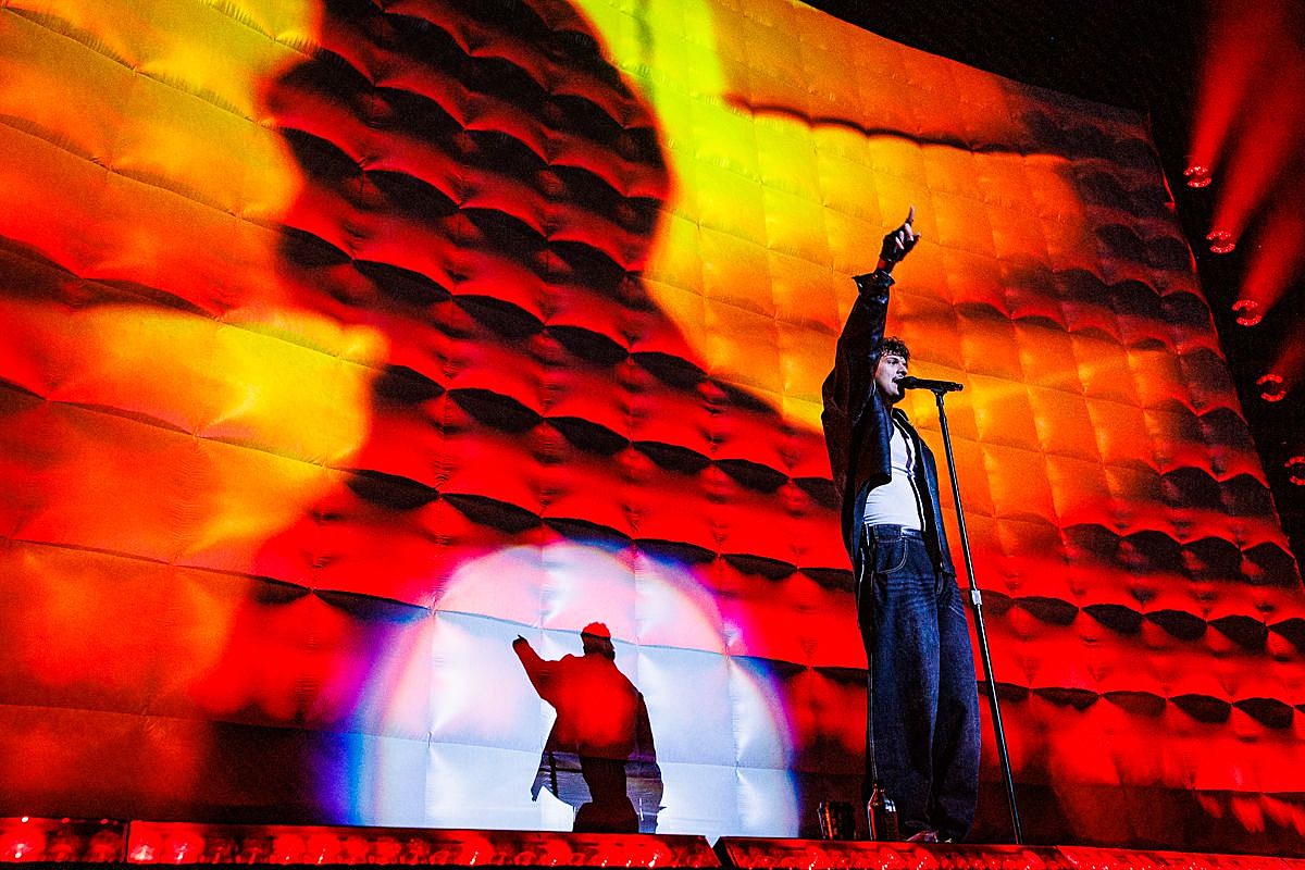 Photos: SZA, Omar Apollo rock Madison Square Garden on SOS tour