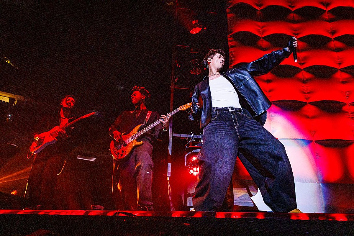 Photos: SZA, Omar Apollo rock Madison Square Garden on SOS tour