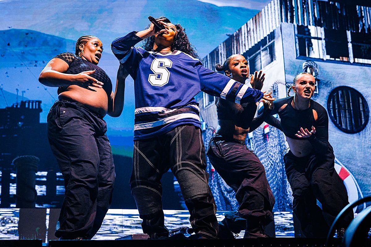 Photos: SZA, Omar Apollo rock Madison Square Garden on SOS tour