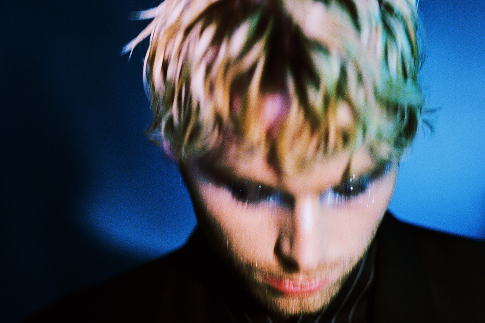 Luke Hemmings of 5 Seconds of Summer announces new solo EP, shares "Shakes"