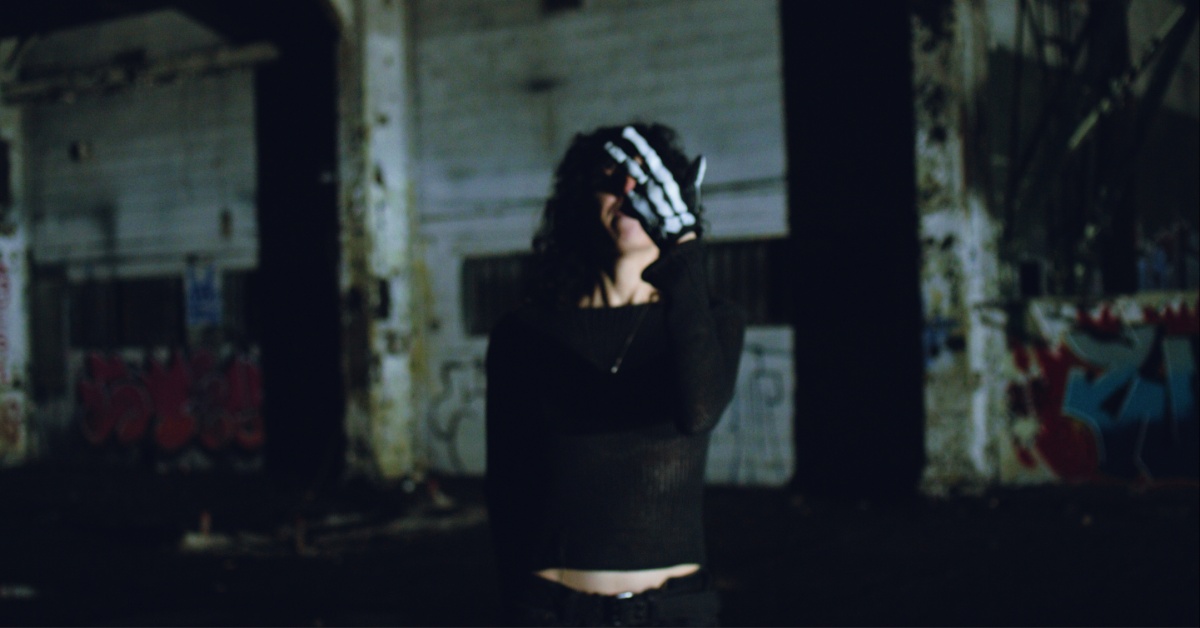 Jane Remover turns up in “Dancing with your eyes closed” video